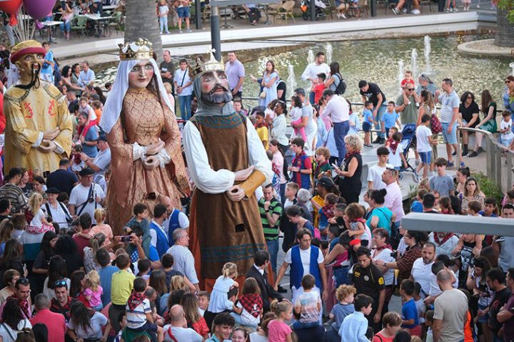 La Comparsa de Gigantes y Cabezudos en las Fiestas del Pilar 2025 ...